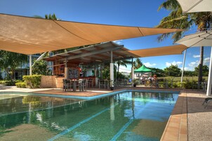 Piscina externa, guarda-sóis, espreguiçadeiras