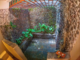Villa Superior, 2 quartos | Casa de banho | Um polibã, um chuveiro fixo, artigos de higiene ecológicos 