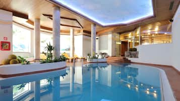 Piscina interior, espreguiçadeiras