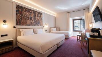 Quarto casal superior | Frigobar, cofres nos quartos, escrivaninha, cortinas blackout