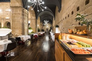 Pequeno-almoço tipo buffet diário (15 EUR por pessoa) 