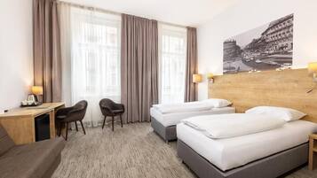 Cofres nos quartos, individualmente decorados, escrivaninha