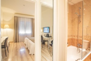 Frigobar, cofres nos quartos, escrivaninha, quartos à prova de som