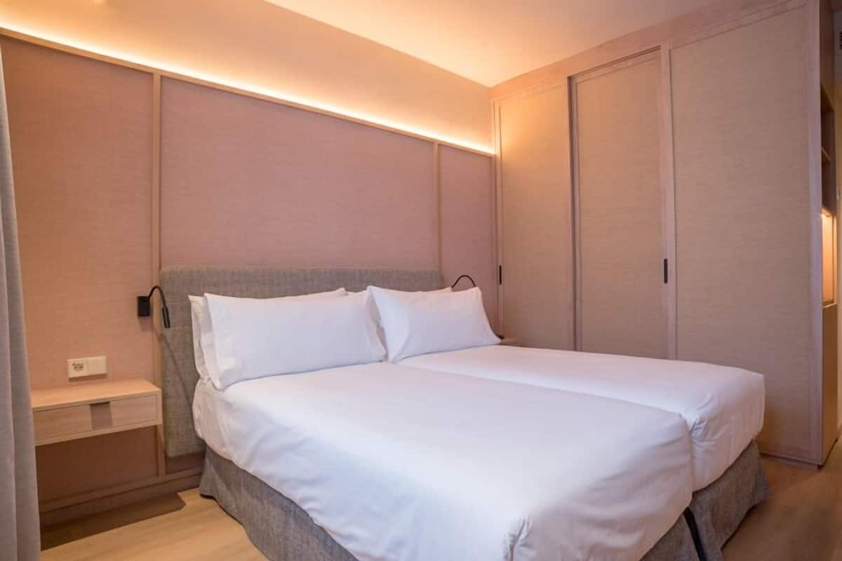 Roupa de alta qualidade, minibar, cofre no quarto, secretária