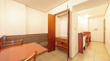 Quarto quádruplo standard | Frigobar, Wi-Fi de cortesia