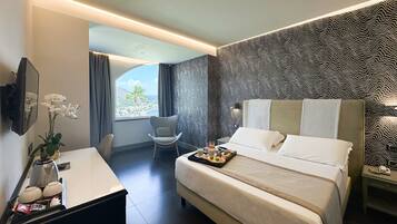 Suite Deluxe, banheira de hidromassagem grande, vista para o mar | Cofre no quarto, Wi-fi grátis, roupa de cama fornecida