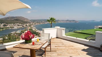 Suíte luxo, banheira de imersão, vista para o mar | Vista do quarto