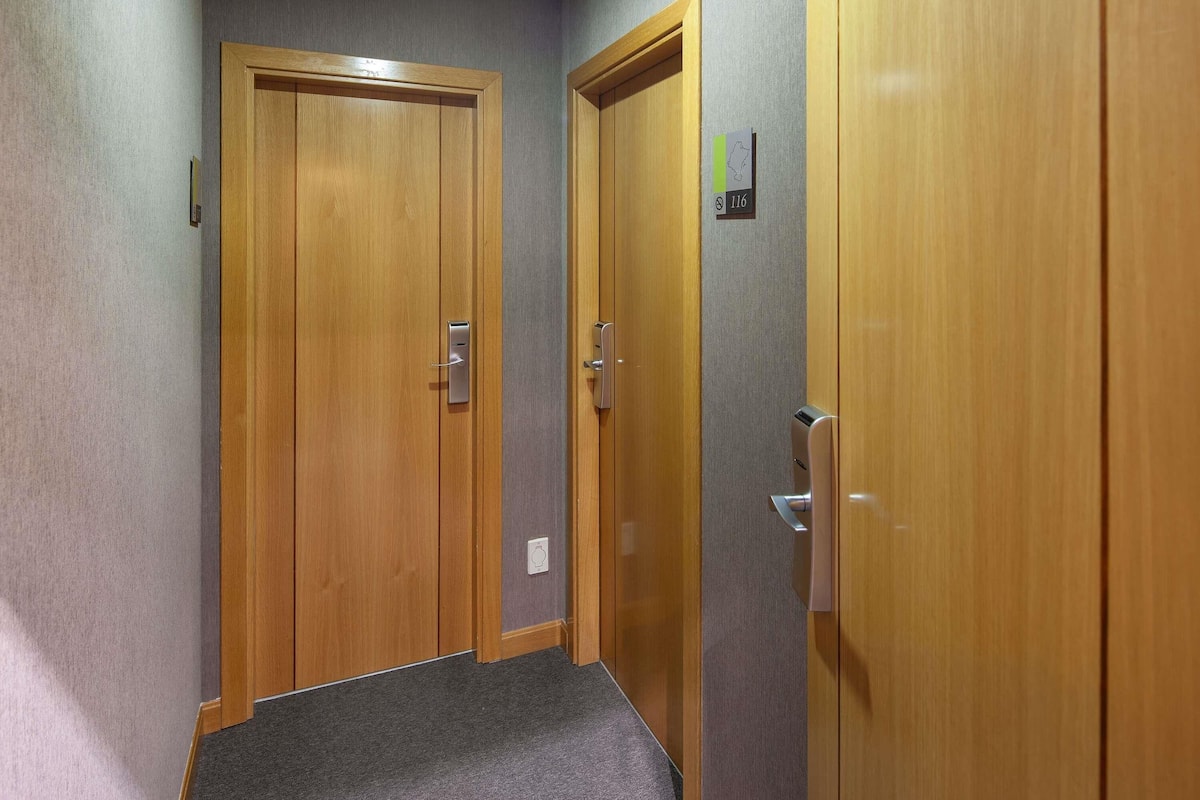 Suíte família, 2 camas de casal (Standard) | 1 quarto, edredons de pluma, cofres nos quartos, escrivaninha