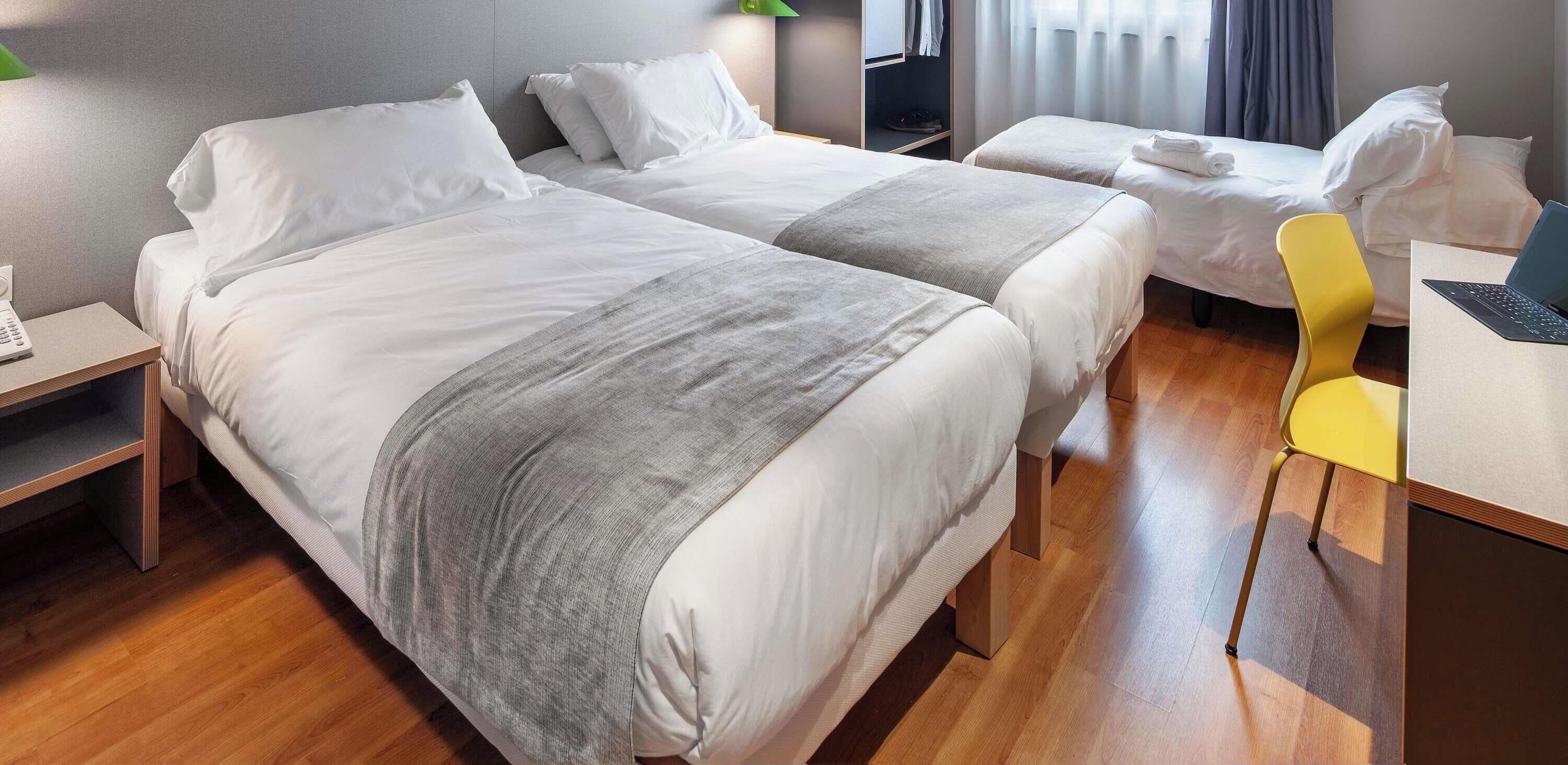 1 quarto, edredões de penas, cofre no quarto, secretária 