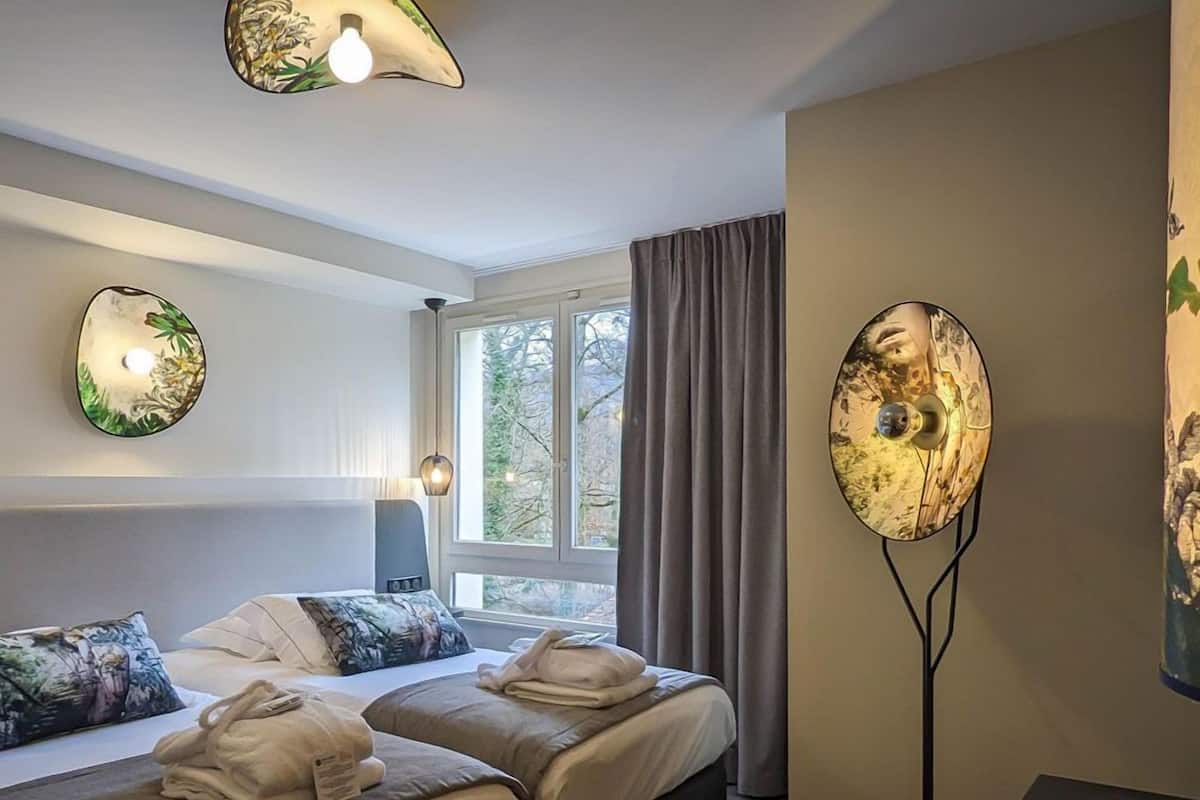 Quarto duplo superior | Frigobar, cofres nos quartos, escrivaninha, Wi-Fi de cortesia