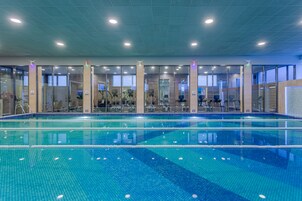 Piscina interna, piscina externa sazonal, guarda-sóis, espreguiçadeiras