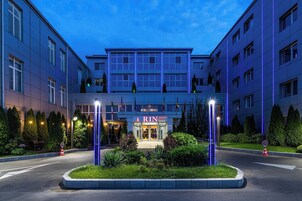 Fachada da propriedade à noite