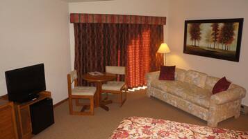 Deluxe Room, 1 Queen Bed - Ski Passes available at property | Área de estar | TV de tela plana 32 polegadas com canais a cabo, TV