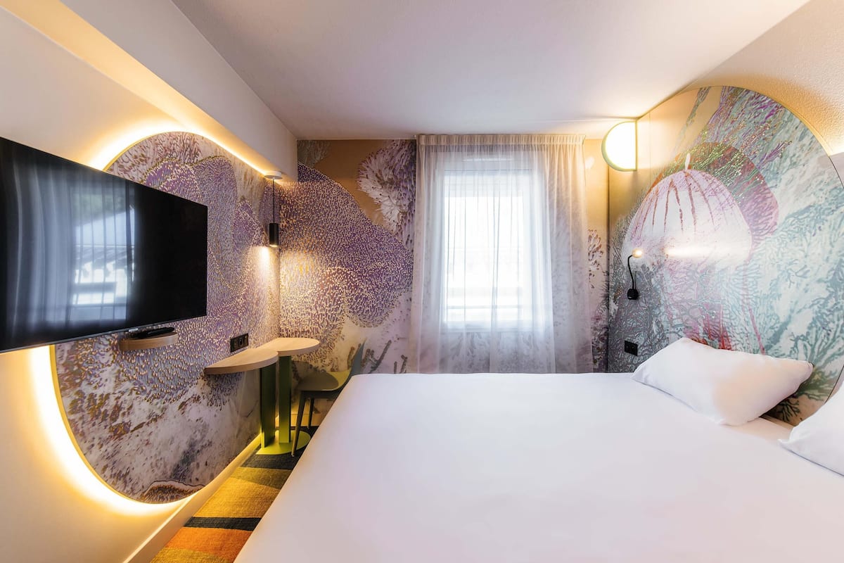 Quarto casal standard, 1 cama de casal | Roupas de cama premium, camas com colchões pillow-top, escrivaninha