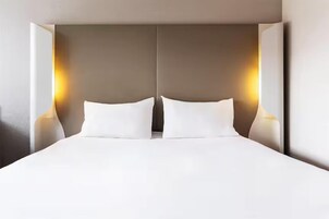 Quarto Standard, 1 cama de casal | Roupa de alta qualidade, com mobília individualizada, secretária 