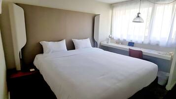 Quarto standard, 1 cama de casal | Vista do quarto