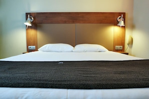 Quarto standard, 1 cama de casal | Escrivaninha, cortinas blackout, ferros/tábuas de passar roupa