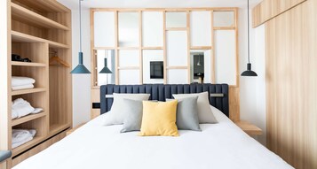 Suíte júnior, 1 cama King e sofá-cama | Roupas de cama premium, escrivaninha, espaço de trabalho para notebook