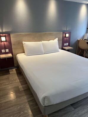 Quarto Standard, 1 cama de casal | Secretária, secretária adequada para computadores portáteis 