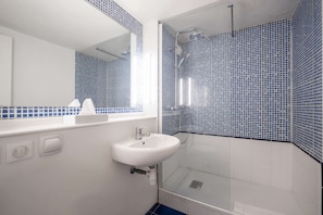 Quarto Standard, 2 camas individuais, não fumadores | Casa de banho | Um polibã, artigos de higiene ecológicos, um secador de cabelo