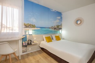 Quarto casal superior | Roupas de cama premium, escrivaninha, cortinas blackout