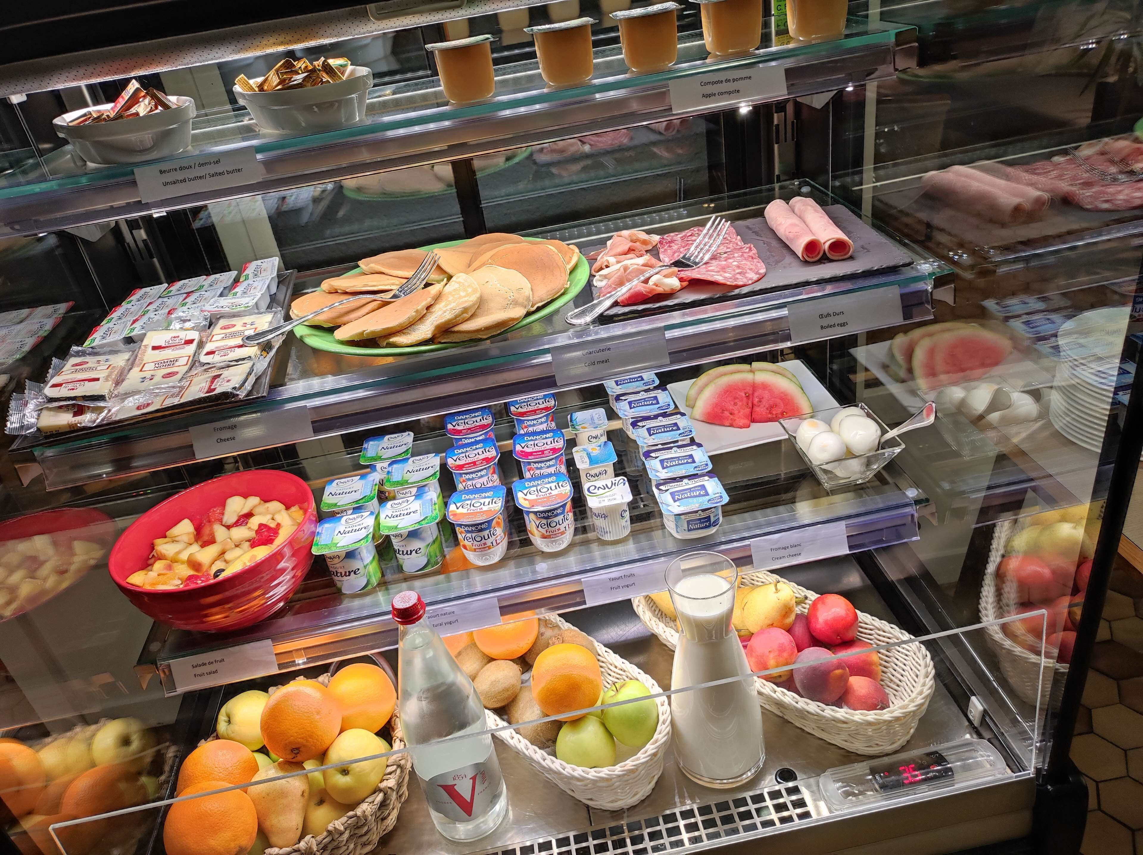 Café da manhã com buffet todos os dias (EUR 13.9 por pessoa) 