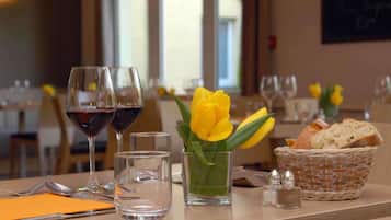 Almoços e jantares servidos, incluindo cozinha francesa