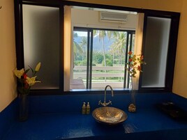 Suite Júnior, 1 cama king-size | Casa de banho | Uma combinação polibã/banheira, artigos de higiene pessoal grátis 