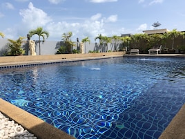 Piscina exterior, espreguiçadeiras