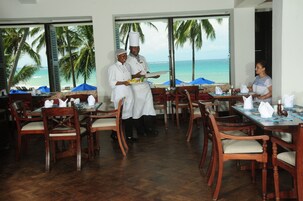 2 restaurantes, culinária internacional