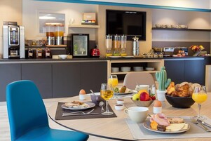 Café da manhã com buffet todos os dias (EUR 21 por pessoa) 