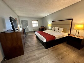 Escrivaninha, cortinas blackout, ferros/tábuas de passar roupa