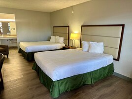 Quarto casal standard, 2 camas Queen, para fumantes | Escrivaninha, cortinas blackout, ferros/tábuas de passar roupa