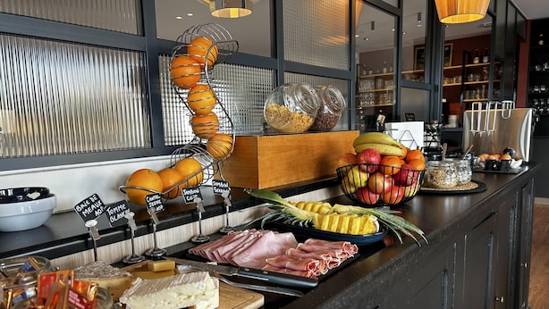 Disposição de buffet com diversos alimentos e acompanhamentos.
