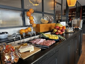 Disposição de buffet com diversos alimentos e acompanhamentos.