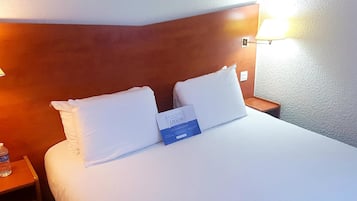 Quarto standard, 1 cama de casal | Roupas de cama premium, escrivaninha, cortinas blackout