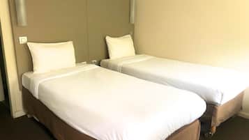 Quarto standard, 2 camas de solteiro | Escrivaninha, quartos à prova de som, berços grátis, Wi-Fi de cortesia