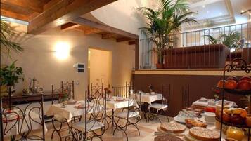 Café da manhã com buffet todos os dias (EUR 8 por pessoa)