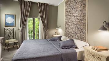 Frigobar, cofres nos quartos, individualmente mobiliados, escrivaninha