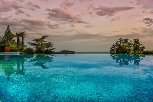 2 piscinas exteriores, guarda-sóis, espreguiçadeiras