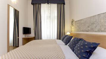 Quarto Duplo Standard | Minibar, cofre no quarto, secretária, ferro/tábua de engomar