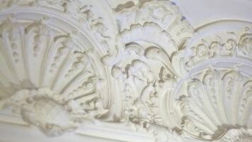 Detalhes arquitetônicos brancos, esculpidos e ornamentados em close-up.