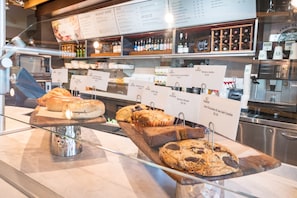 Café da manhã para viagem todos os dias mediante uma taxa