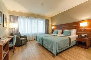 Quarto Twin Executivo | Minibar, cofre com capacidade para portátil, secretária 