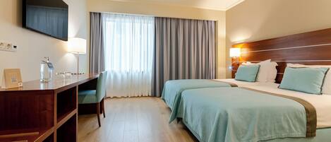 Quarto duplo | Frigobar, cofres nos quartos, escrivaninha, cortinas blackout