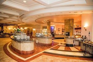Pequeno-almoço tipo buffet diário mediante uma taxa 