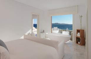 Suíte luxo, piscina particular | Cofres nos quartos, cortinas blackout, ferros/tábuas de passar roupa