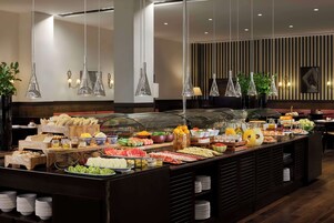 Pequeno-almoço tipo buffet diário mediante uma taxa 