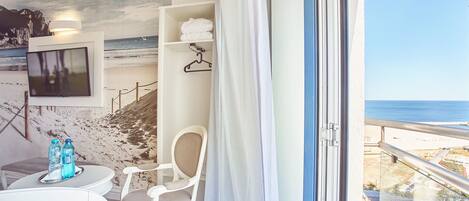 Quarto Duplo Deluxe, vista para o mar | Minibar, cofre no quarto, secretária