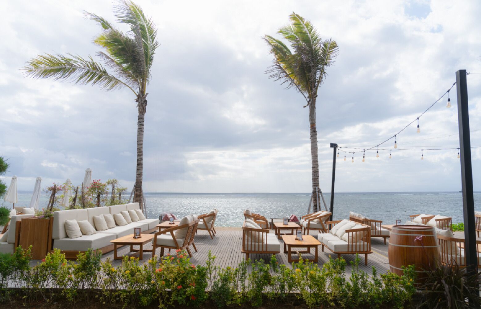 Na praia, praia de areia branca, espreguiçadeiras, guarda-sóis de praia 